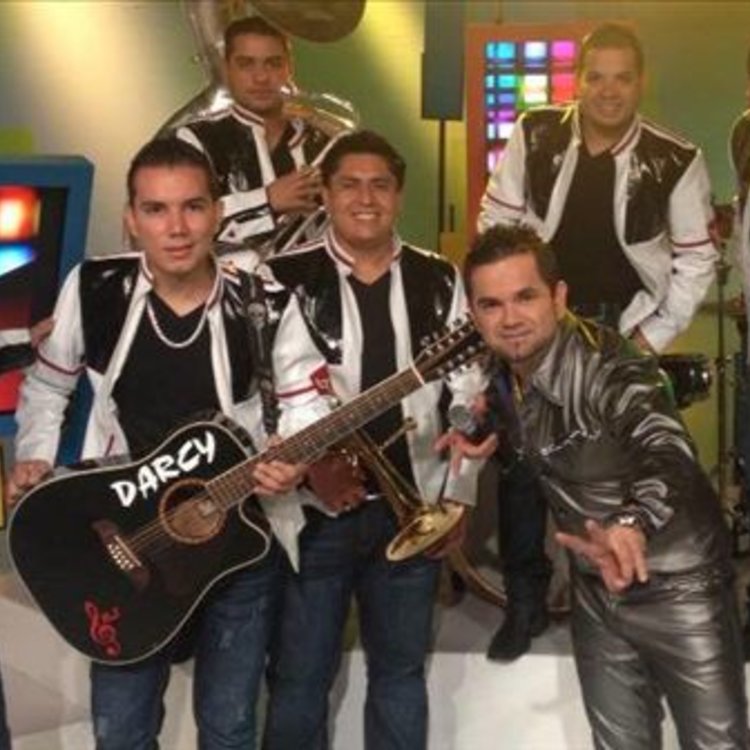 Roberto Junior Y Su Bandeño on TIDAL